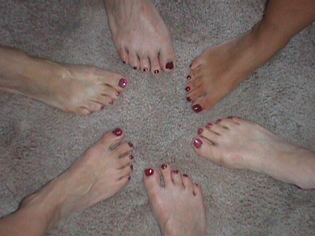Circle of Feet | Pics4Learning