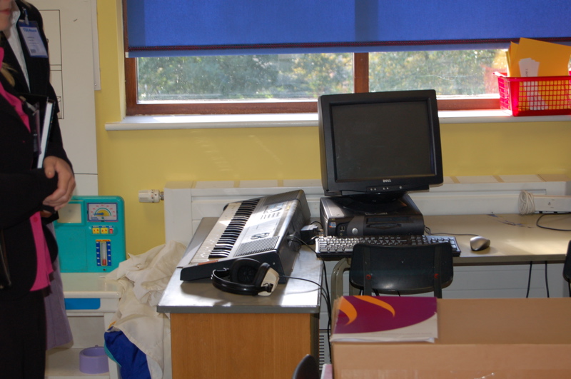 Music Keyboard in English Classroom | Pics4Learning