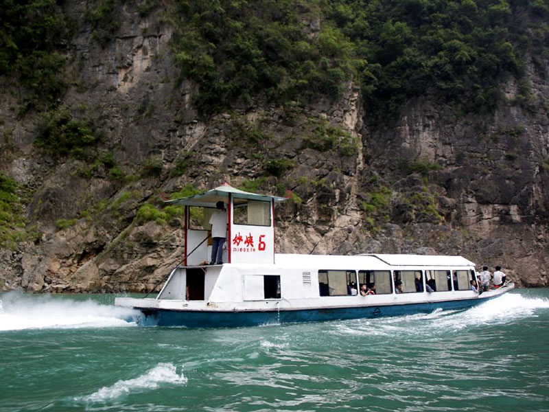 Tour boat for the Lesser Three Gorges | Pics4Learning