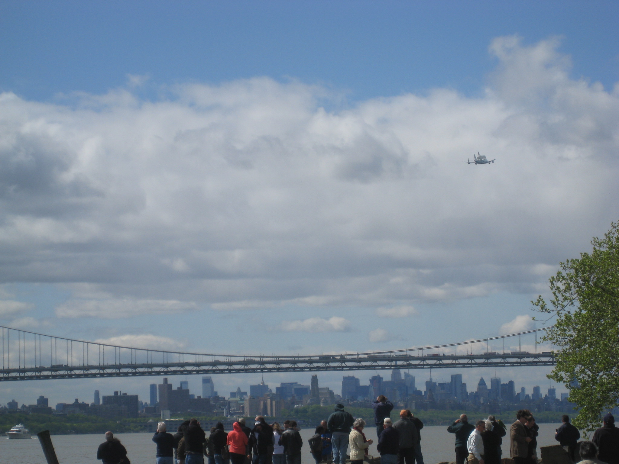 Space Shuttle Enterprise passing the George Washington Bridge ...