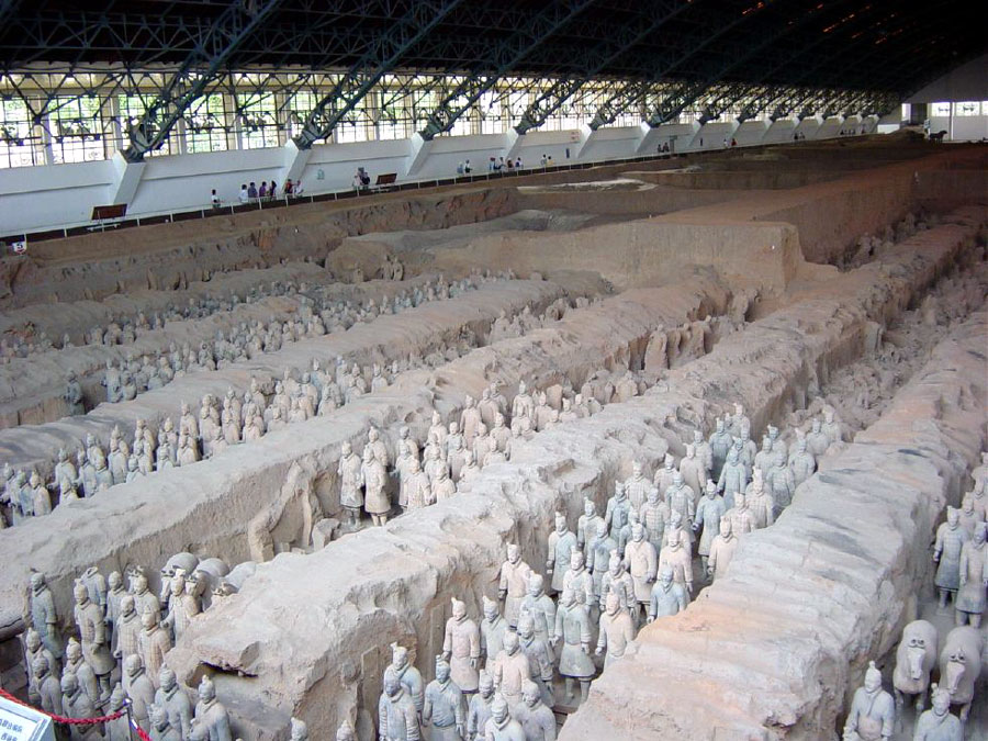 Thick partitioning walls separate the soldiers into columns ...